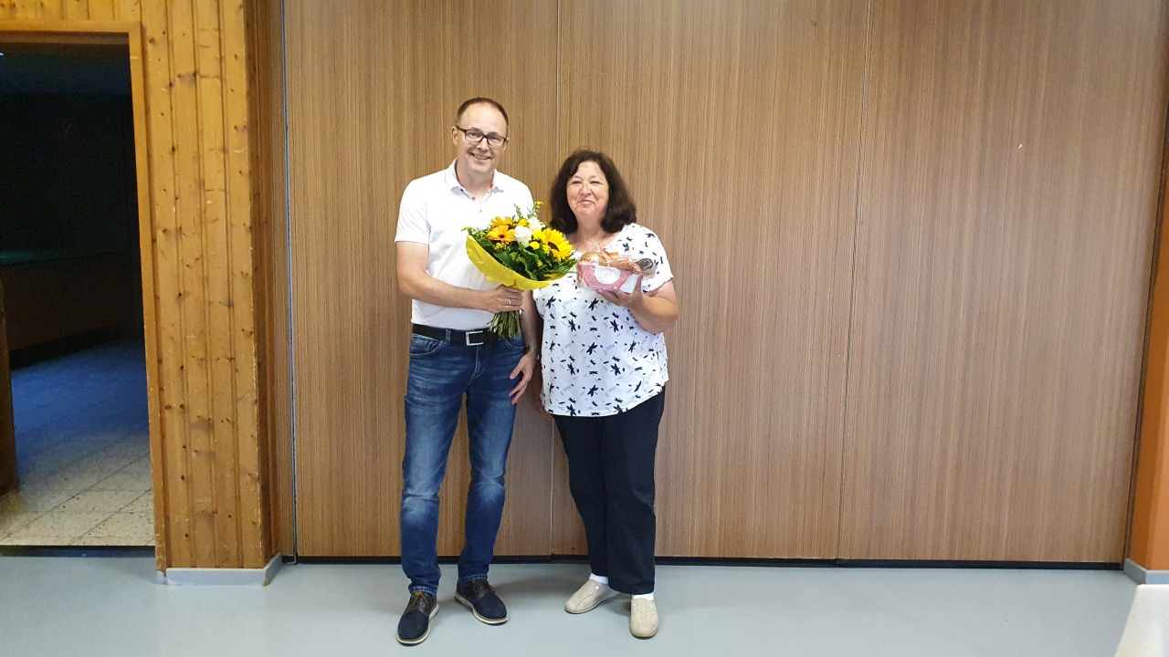 Christian Gutsch bedankt sich bei Uschi Kinzer für die langjährige ...